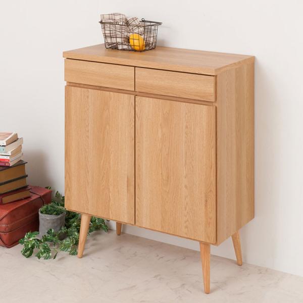 【発売日：2025年09月05日】脚付リビングボードシリーズはベーシック×洗練のコラボにより生まれた、小ぶりでありながら存在感のあるシンプル北欧ライン。住宅内装カラーを考慮した木目調のホワイトウオッシュとライトブラウンの2カラーをご用意。扉...