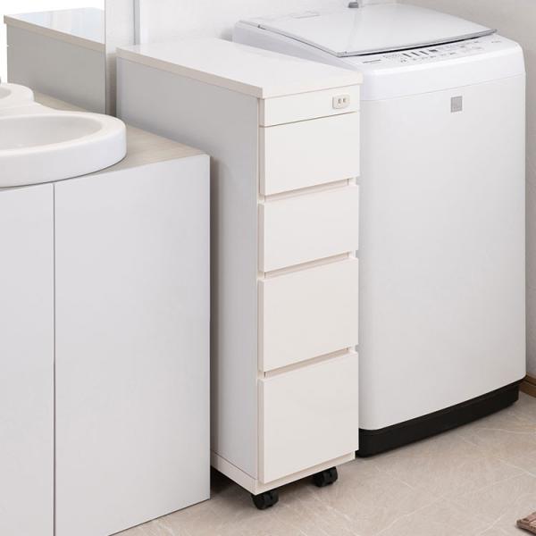 【発売日：2025年09月05日】ランドリーの周りには、水をはじく素材のポリエステル化粧板が適しています。洗面所横に置いても、拭き掃除がし易く、いつも綺麗に清潔感のある、スリムランドリーチェストです。天板下の前板に使いやすい1口のコンセント...