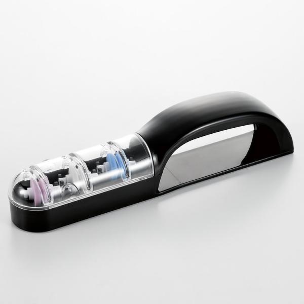 【発売日：2024年12月20日】商品説明包丁を簡単に研ぐ際にご利用いただく手動包丁研ぎ器です。研ぎ部に水を入れ、溝に合わせて7〜8回動かすだけで研ぐことが出来ます。荒砥ぎから仕上げ研ぎまで、これ1台で可能です。砥石が減ったら交換可能です。...