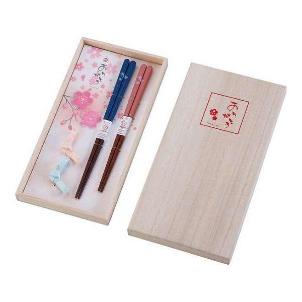 【発売日：2026年01月22日】●箸・箸置各2●お箸の本場「若狭塗」のお箸とわ和紙製の箸置のセット。お箸は食洗機対応。「ありがとう」の感謝を伝えるギフトに好適！●天然木(アピトン材)、和紙●現品(箸)(大)約23cm、(小)約21cm、(...