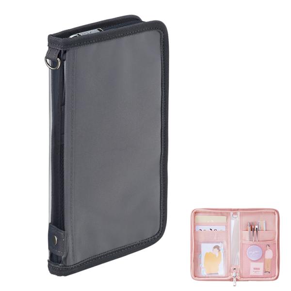 【発売日：2023年01月13日】【商品説明】推し活グッズの持ち運びに便利！付属の透明シートをデコレーションすると自分だけのオリジナルデザインのポーチが作れます。大きめのアクスタや缶バッジ・カード（トレカ・会員証など）・L版写真・ペンが入れ...