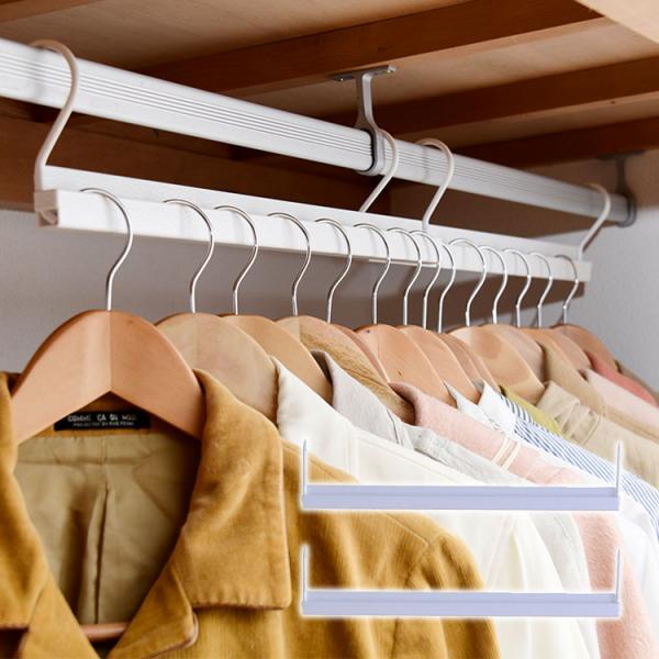 【発売日：2025年11月21日】【商品説明】奥行の狭いクローゼットや押入れに最適なナナメ掛け用ハンガーです。2個入りです。壁から約35cmあれば衣類を収納できます。ハンガーを引っ掛けるだけで、斜めに傾くように設計されています。斜めに掛ける...