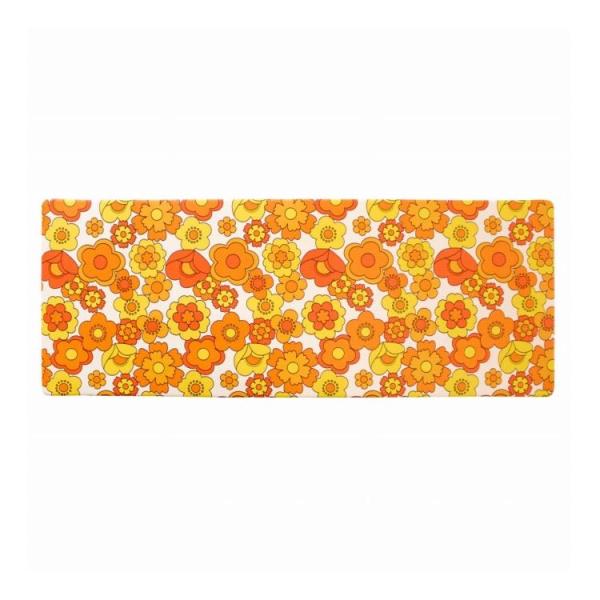【発売日：2026年04月03日】【商品説明】大きな花柄と鮮やかな色合いがキッチンの空間を昭和レトロな雰囲気にしてくれるキッチンマットです。水しぶきや油汚れも、サッとひと拭きで簡単にきれいになります。毛足がないので掃除機で簡単にほこりやごみ...
