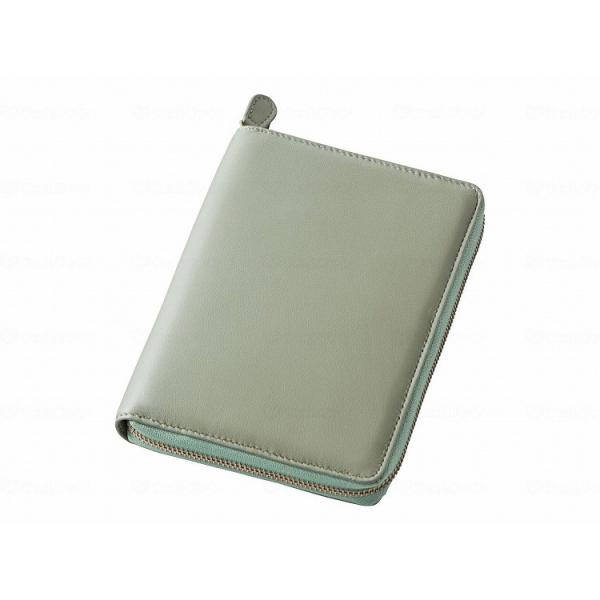 【発売日：2024年11月05日】※当店は介護保険の指定事業者（特定福祉用具販売事業者）ではございません。介護保険でのご購入はできませんので予めご了承ください。商品説明持ち運びできるおしゃれなラムレザーのお薬手帳カバー柔らかラムレザーのお薬...