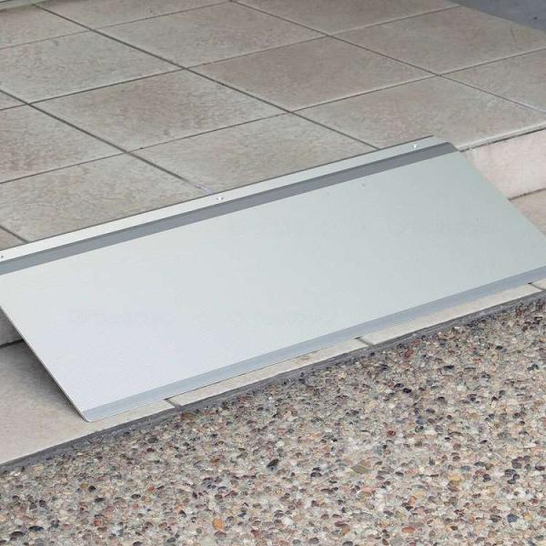 【発売日：2025年12月16日】【商品説明】○スロープの奥行が広くなり、さらに傾斜がゆるやかになりました。○長さ800mm、耐荷重120kg。○3cm〜10cmの段差にお使い下さい。○表面には山型スベリ止め加工をしています。○上部にネジ穴...