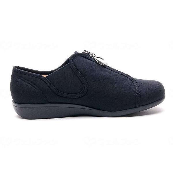 【発売日：2025年12月16日】【商品説明】開閉がしやすいセンターファスナーがリニューアル。アッパーに伸縮性のあるストレッチ素材と、内側にある大きなサイドゴアが足にやさしくフィットします。ソールはつま先を２0mm、かかとを１２mm巻き上げ...