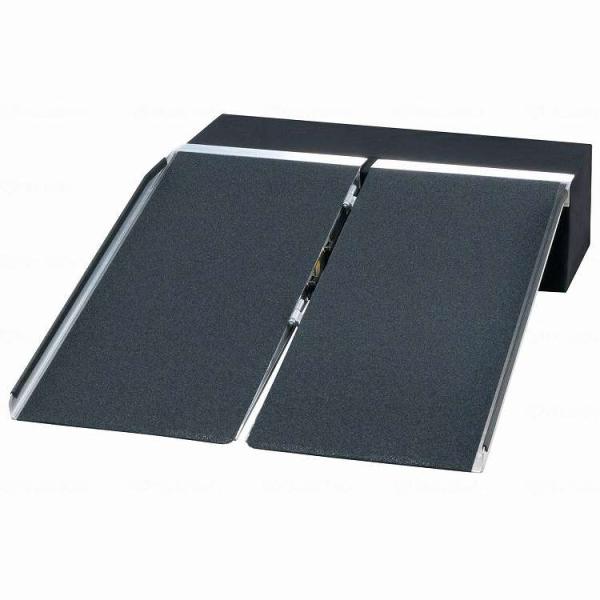 【発売日：2025年12月16日】【商品説明】○スロープ幅を半分に折りたたみができる2つ折り式スロープ。 ○折りたたんだ状態で片側ベロ部を段差に置き、あとは広げるだけで設置できます。 ○自動車に小スペースで収納できます。車いすとセットで常備...