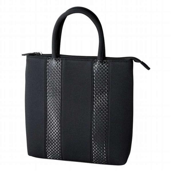 【発売日：2025年10月27日】【商品詳細】軽い素材で出来たフォーマルバッグです。前面の格子柄がエレガントな印象を与えます。ファスナー開閉式。外マグネット付ポケット×1室。持ち手立上り約12cm。材質:ポリエステル生産国:中国