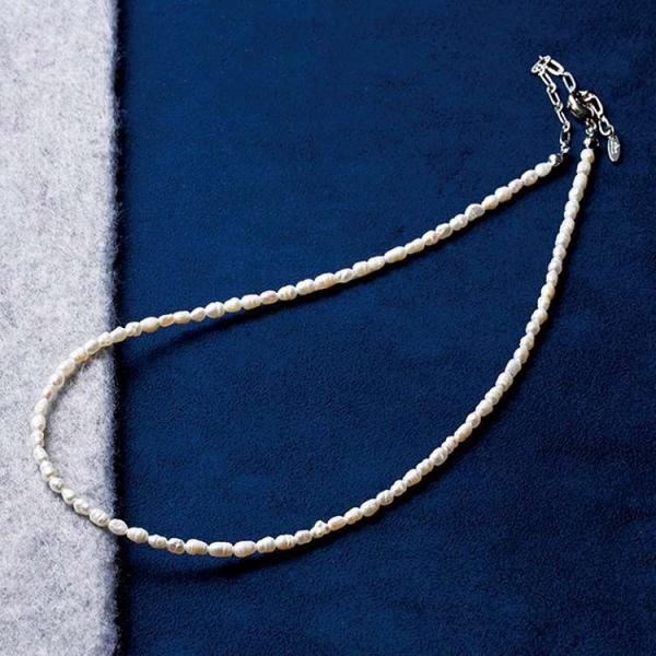 【発売日：2025年10月27日】【商品詳細】小さめの淡水パールが連なったナチュラルなネックレスです。材質:淡水パール、留め具:真鍮・鉄（シルバーカラーメッキ）、テグス生産国:韓国