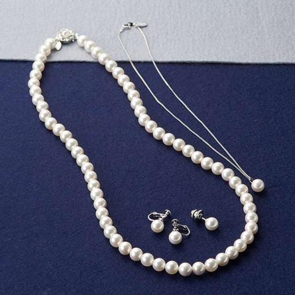 【発売日：2025年10月27日】【商品詳細】磨きのパールを使ったネックレス・ペンダント・イヤリング・タックピンのお得なセット。ご自分でお持ちのペンダントや一緒についているペンダント等と合わせたり、シャツやハイネック等に合わせたりと、アレン...