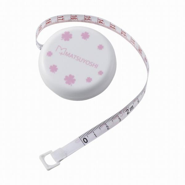 【発売日：2024年10月15日】【商品説明】2.0mタイプ。ボタンを押すとワンタッチで巻き取りします。表面はタテ(赤目盛)、裏面はヨコ(黒目盛)の両面cm表示。カラー：ピンク製品サイズ：本体=φ55×16mm、テープ幅=8mm材質：本体=...