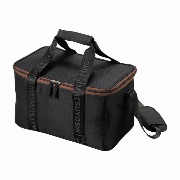 【発売日：2024年10月15日】【商品説明】収容力に優れたメディカルバッグです。仕切板付きなので自由な組み合わせで収納できます。内ポケットや蓋部分にも収納部分があります。カラー：ブラック製品サイズ：W340×D210×H210mm内寸：W...