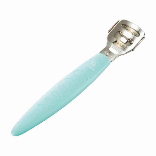 【発売日：2024年10月15日】【商品説明】かかと等の固くなった部分に軽く刃を当てることでお手入れできます。替刃式。カラー：グリーン製品サイズ：W150mm刃部：約20mm本体重量：約19g材質：ステンレス個装入数：1個原産国または製造国...