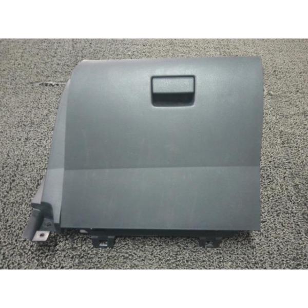 **** 商品説明を必ずご確認ください ****部品管理番号：220912000670210メーカー純正品番：D09W-64-030A-02部品名：グローブBOX部品区分：リサイクル品車名：ＭＡＺＤＡ２車両タイプ名：5ドアハッチバック通称型...