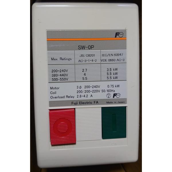 ブランド: 富士電機機器制御SW-0P形補助接点：1a(1NO)電磁開閉器形式（上段）と付属サ−マルリレー（下段），ヒートエレメント定格：2.8〜4.2A特長 ●手元操作用の I（閉路）O（遮断）押しボタンスイッチを内蔵したケースカバー付電...