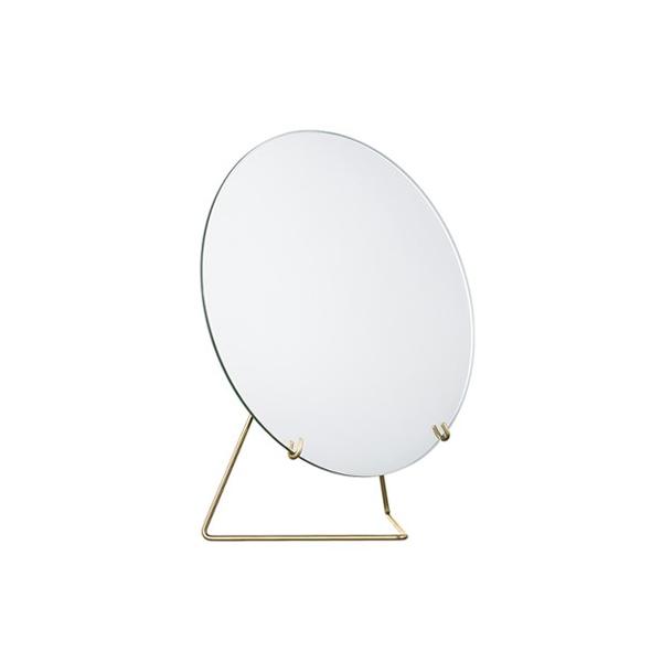 【発売日：2017年07月18日】デンマークのプロダクトブランドMOEBEから現代の北欧らしいミニマル、シンプルでスタイリッシュなMOEBEのミラー。こちらはテーブルやキャビネットの上に載せても邪魔にならないサイズ感の20cmサイズです。ワ...