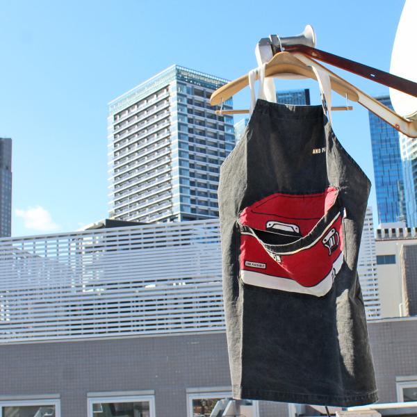 【ネコポス便（送料200円）発送可能商品】アンド パッカブル　肩紐はズリ落ちにくいバッククロスタイプポップなプリントデザインとカラフルなカラーリングデザインを邪魔しないポケットを採用。　横80cm×縦80cmWASHABLE COTTON ...