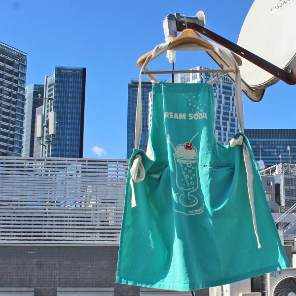 【ネコポス便（送料200円）発送可能商品】アンド パッカブル　肩紐はズリ落ちにくいバッククロスタイプポップなプリントデザインとカラフルなカラーリングデザインを邪魔しないポケットを採用。　横80cm×縦80cmWASHABLE COTTON ...