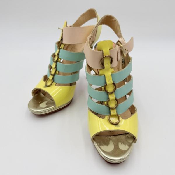 【商品番号】ITYNBUHU81BP【商品説明】・ブランド：Christian Louboutin・アイテム名：サンダル・カラー：イエロー系／ブルー系／ベージュ系・素材：レザー・金具カラー：ゴールドトーン・製造国表記の有無：あり・サイズ表記...