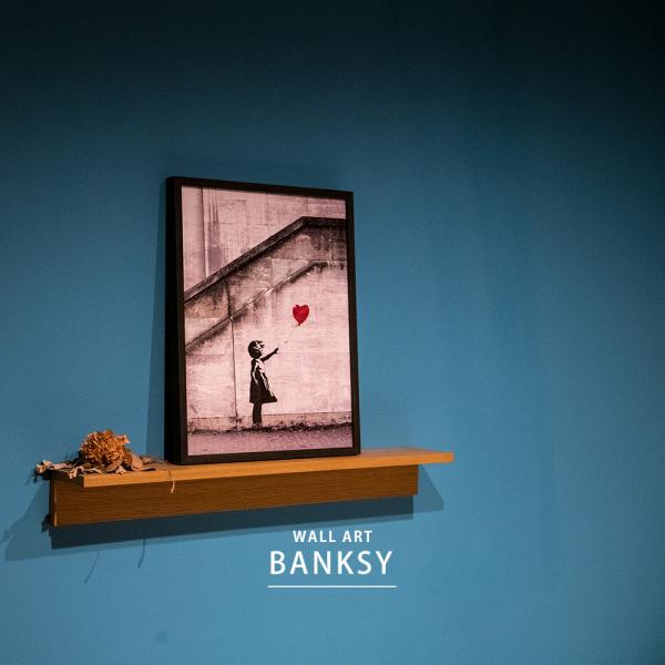 Banksy（バンクシー） ブリストル, UK出身。世界各地にゲリラ的にグラフィティを残すストリートアーティスト。匿名アーティストとして世界で最も有名とされるバンクシーアートをご自宅にも。インテリアのアクセントとして使用しやすい、シンプルな...