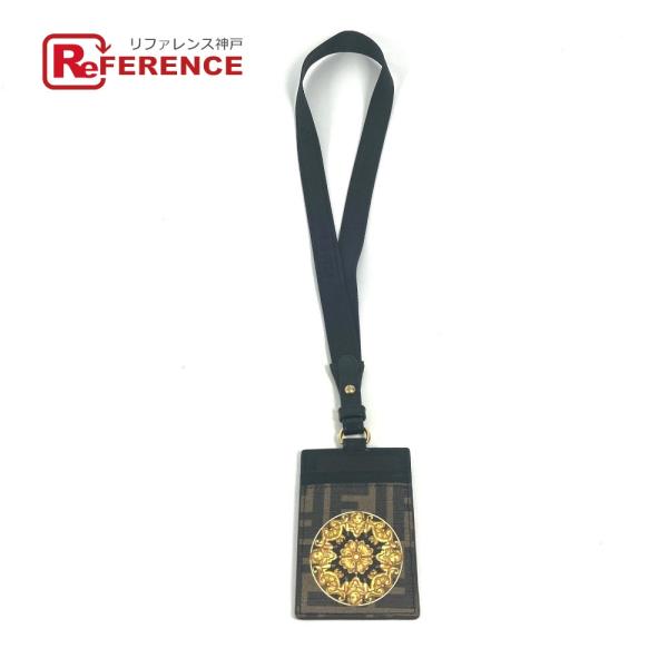 【商品番号】40214-24780-12【ブランド】フェンディ【ライン】ヴェルサーチ コラボ VERSACE【モデル】ロゴ フェンダーチェ FENDACE ズッカ【タイプ】ストラップ付 名刺入れ パスケース【形状】カードケース【対象】ユニセ...