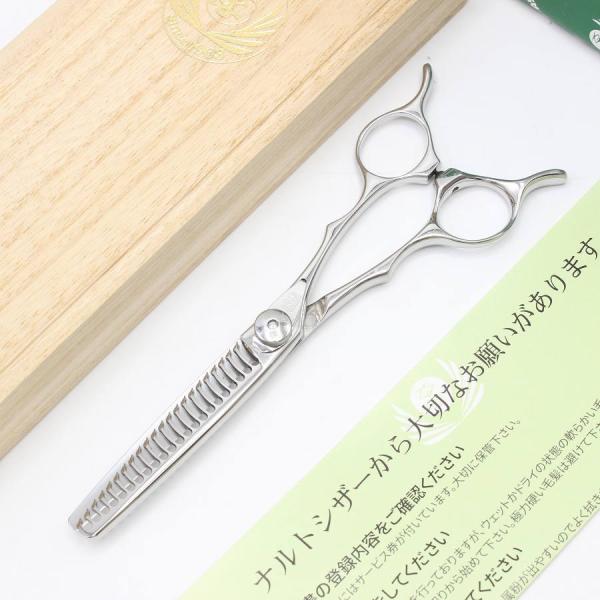 【美品】ナルトシザー 四梳きシェアライン セニング キングダムストーク■商品情報・メガネハンドル・6インチ・セニング22目・スキ率約45%（メーカー発表のスキ率です）・51.8グラム■特徴多く梳けて柔らかく、アウトライン処理やぼかしのできる...