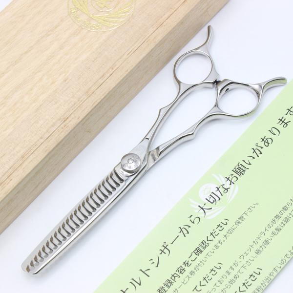 【美品】ナルトシザー 四梳きシェアライン セニング キングダムストーク■商品情報・メガネハンドル・6インチ・セニング22目・スキ率約45%（メーカー発表のスキ率です）・51.7グラム■特徴多く梳けて柔らかく、アウトライン処理やぼかしのできる...