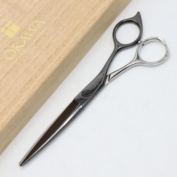 【美品】オオカワプロシザーズ JagII SGJ60-A カットシザー■商品情報・笹刃・メガネハンドル・6インチ・鋼材：パウダーハイスメタル・53.8グラム■特徴毛の逃げを抑えること、力を使わず柔らかく切れること。今まで不可能とされていた相...