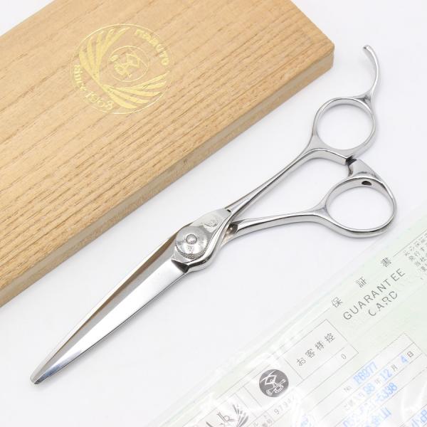 【美品】ナルトシザー RKスピンヘネシー 無期限点検サービス券3枚付き カットシザー ロイヤルキングダム■商品情報・片剣刃・ヘネシーオフセットハンドル・5.6インチ・44.3グラム■特徴小回りが利き、ベースカットにも多用される。女性にも人気...