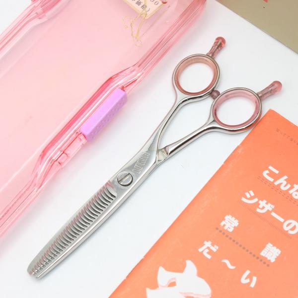 【美品】光シザー LUKIA APL-30/20 133 セニング ルキア■商品情報・メガネハンドル・5.5インチ・セニング30目L2段・スキ率約20%（メーカー発表のスキ率です）・47.4グラム■商品状態【A】大きなダメージもなく程度良好...