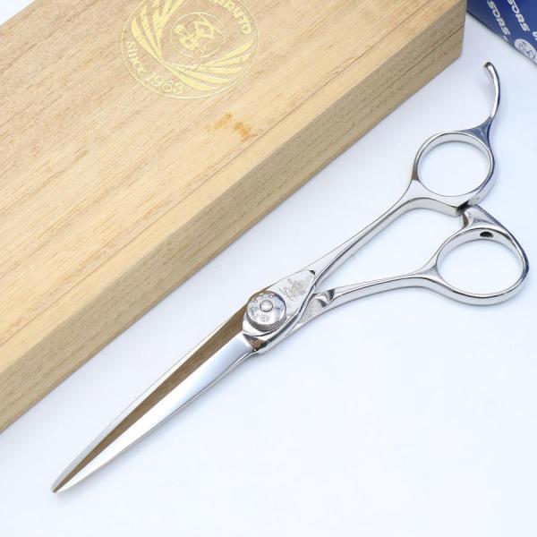 【美品】ナルトシザー サークラインクイーン 無料修理2回あり カットシザー■商品情報・片剣刃・ヘネシーオフセットハンドル・5.8インチ・41.8グラム■特徴細かい仕事がやりやすい、刃を細く仕上げた剣刃シザーズ■商品状態【A】大きなダメージも...