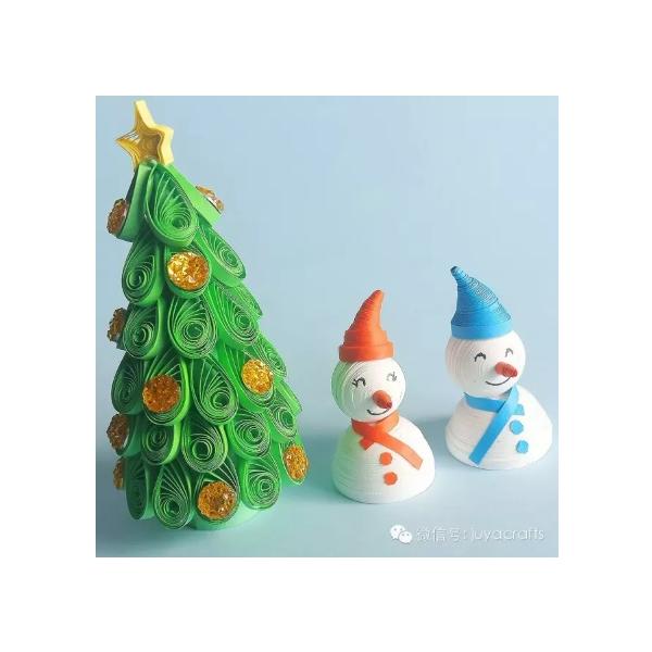 《商品内容》JUYAのクイリングキット「クリスマスツリーとスノーマン」ツリーの出来上がりサイズは高さ１０cmほどになります。ケースは付属しませんので、お手持ちのケースや台でディスプレイしてみてください。ツリーの土台になる台紙とクイリングペー...