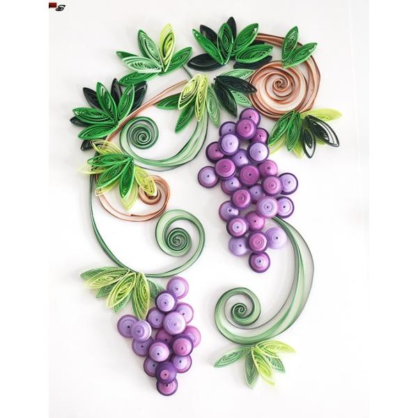 《商品内容》JUYAのクイリングキット「葡萄」台紙とクイリングペーパーのセットです。道具、接着剤はご用意ください。　　　クイリングバー、クイリングボード、のり、はさみ　(あればモールド)詳しい説明書はありませんが、台紙の裏に手順が画像で載っ...