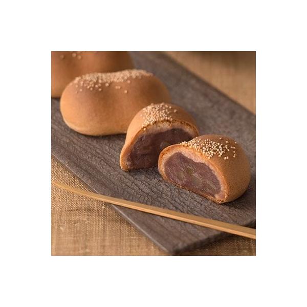 「商品情報」西陣織にちなみ繭のかたちをしたひと口饅頭。中はきざみ栗入こしあんです。【鶴屋吉信】1803年、初代鶴屋伊兵衛によって京都に創業。代々伝えられている家訓一条に「ヨキモノヲツクル為ニ材料、手間、ヒマヲ惜シマヌ事」があり、その精神を今...