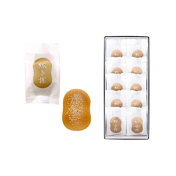 「商品情報」西陣織にちなみ繭のかたちをしたひと口饅頭。中はきざみ栗入こしあんです。【鶴屋吉信】1803年、初代鶴屋伊兵衛によって京都に創業。代々伝えられている家訓一条に「ヨキモノヲツクル為ニ材料、手間、ヒマヲ惜シマヌ事」があり、その精神を今...