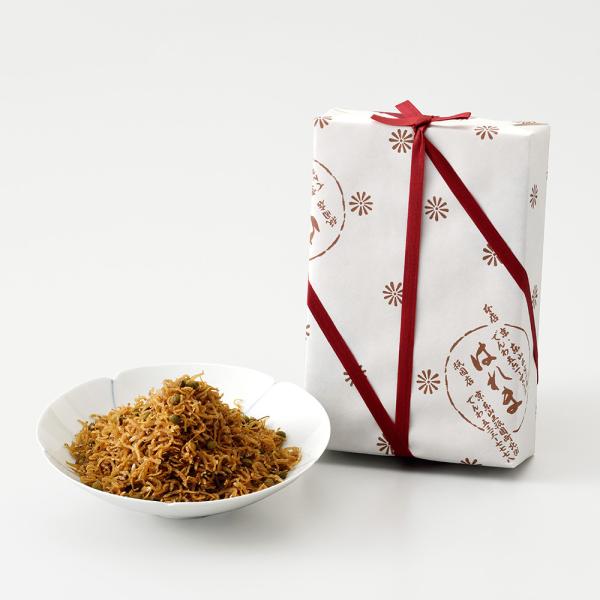 チリメンじゃこと実山椒。昭和の中頃、このふたつをいっしょに炊いて仕上げたのが「はれま」の初代である京都の料理人、晴間保雄でした。厳選した国産素材に手間をかけて絶妙な味わいに仕上げています。チリメン山椒今では“チリメンじゃこと実山椒を炊いたも...