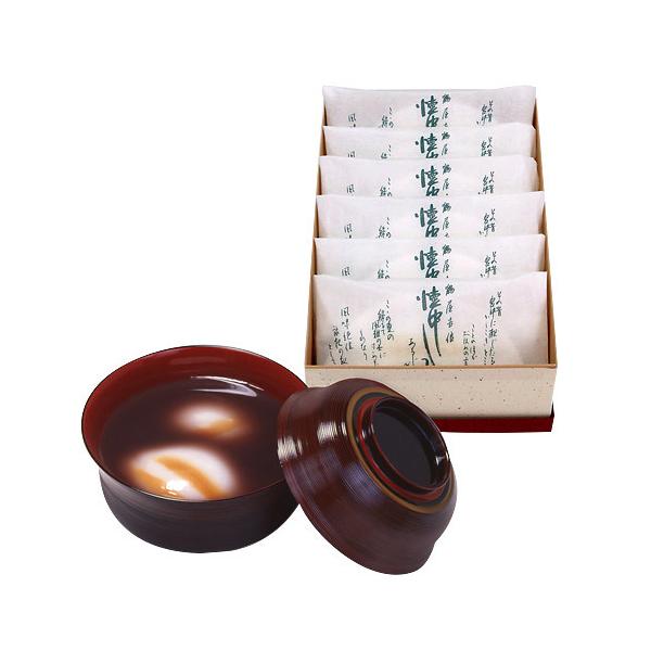 懐中しるこは、京の昔の風流人がお花見や紅葉狩り、雪見などで味わうために生まれたのだとか。 鶴屋吉信の懐中しるこは、滋賀県産の餅米からつくった白い皮に、今も昔と変わらない製法で職人がひとつずつ手作業でさらしあんを包みこみ、半月の形に折りたたん...