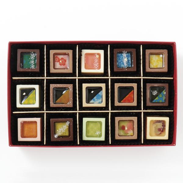 枡に見立てたショコラに厳選した日本の素材をジュレにして流し込んだスペシャリテ。日本酒、お茶、国産果実と蜂蜜のチョコレートのアソート日本では古来より豊かな木の香りを楽しむため、枡を酒器として用いて日本酒を嗜んできました。瑞穂のしずくは、枡に見...