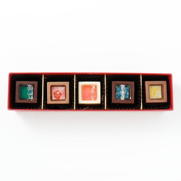 京都の酒米「祝」を使用した、京都の酒蔵の日本酒ショコラ日本では古来より豊かな木の香りを楽しむため、枡を酒器として用いて日本酒を嗜んできました。瑞穂のしずくは、枡に見立てたショコラに様々な日本素材のジュレを流し込んで作ったスペシャリテです。「...