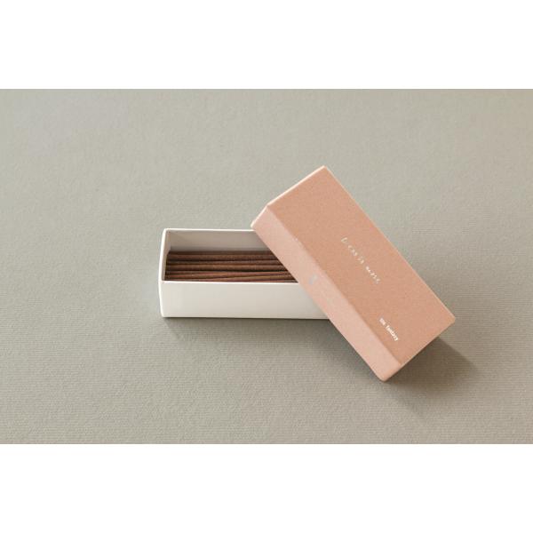 ・H20×W96×D65mm・W94×D40×H25mm　ショートインセンス　40本入り　燃焼時間約15分・お香立ては含まれておりません。● 004 FANTSY● すっきりとした甘みのある魅惑的な香り●レス　イズ　モア　20世紀に活躍した...