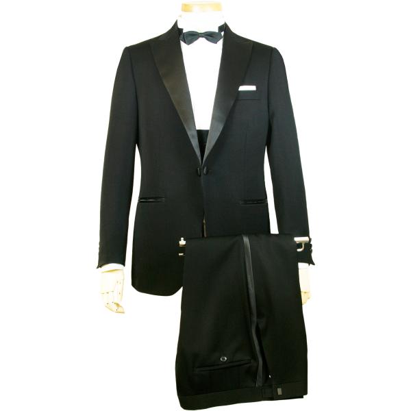 スリーシーズン対応のピークドラペルのメンズタキシード。・全体的に細身のスタイリッシュなシルエット・高いコージライン、ポケット、ボタン位置・シャープな前カット■表　地：毛99.9％ ナイロン0.1％■拝絹地：ポリエステル100％■胴裏ポリエス...