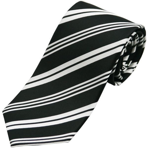 日本製モーニングコート用のネクタイになります。大剣がレギュラー幅のネクタイです。最も一般的な形で、相手に安心感を与え非常に多くの方に使われているデザインとなっています。幅も細すぎないことから、どんな人とも相性のいいネクタイです。大剣の先端を...