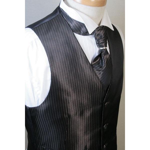 フォーマルベスト、アスコットタイ、スカーフリングの3点セットです。艶やかに様々な輝きが現れる「モルフォテックス」使用。 （シャツは別売りになります）フロックコート、ブラックフォーマルスーツ、略礼服、ブラックスーツに♪結婚式、パーティーや二次...