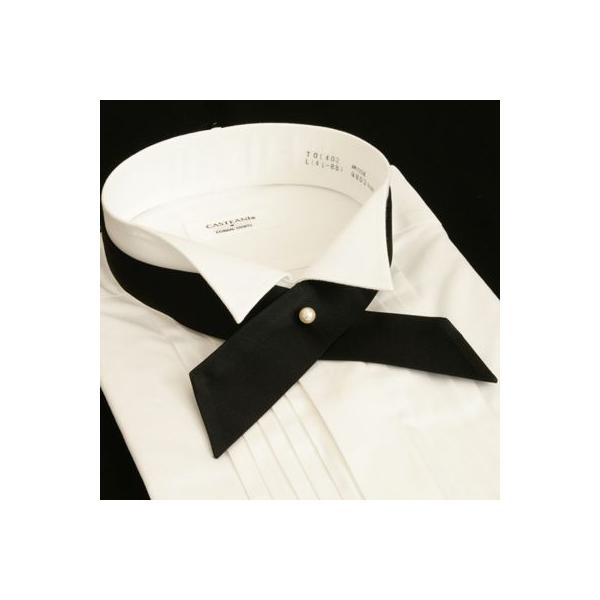 メンズ、紳士用定番のクロスタイ ブラックです。リボン状の短い帯布を襟元で交差（クロス）させ、真ん中をタイピンで留めるスタイルです。光沢のある素材を使用しています。結婚式、披露宴、二次会、パーティーなどにタキシードやブラックスーツ、ファンシー...