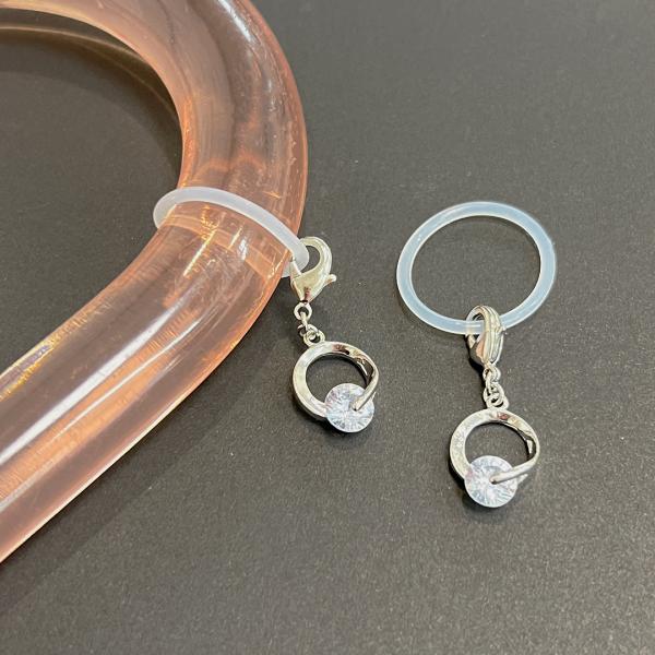 サイズ：全長32mm(チャーム部分のみ)素材：真鍮、キュービックジルコニア【シリコンリングサイズ】ペットボトル対応：内径20ｍｍアンブレラ対応：内径16ｍｍペットボトルや傘の目印に。用途別に2サイズご用意しております。カニカンなのでシリコン...