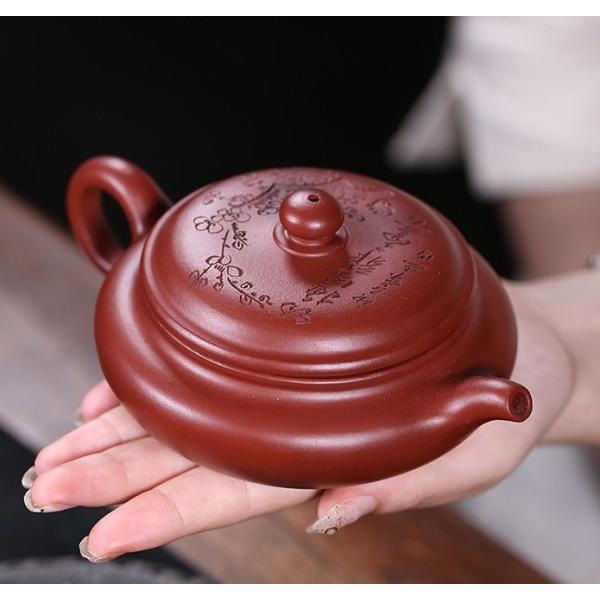 【サイズ】縦約 15.4ｃｍ 高さ約6ｃｍ【材質】紫朱泥中国に行ってお茶屋さんにいけば北京でも上海でもすぐに見つかる紫砂の茶器。中国で最も有名な陶器です。その歴史は宋代に遡り、明代には宜興窯の名は広く知られるようになります。その特長は主に、...