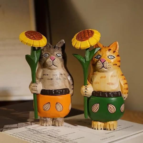 ■商品説明ひまわりを持つ猫の木彫りオブジェは、無垢材を使用した温かみのあるデザインが特徴です。精巧に彫刻された猫が、まるで生きているかのように可愛らしく、手にしたひまわりが一層魅力的なアクセントを加えています。このオブジェは、玄関やリビング...