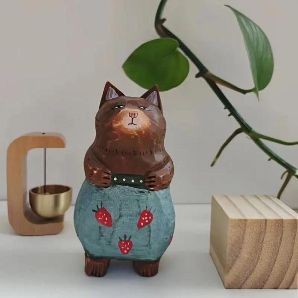 ■商品説明イチゴ柄のパンツをはいた猫の木彫りオブジェは、ユニークで愛らしいデザインが特徴のインテリアアイテムです。無垢材を使用し、職人による精巧な彫刻で仕上げられたこの猫のフィギュアは、温かみと質感を感じさせる一品。可愛らしいイチゴ柄のパン...