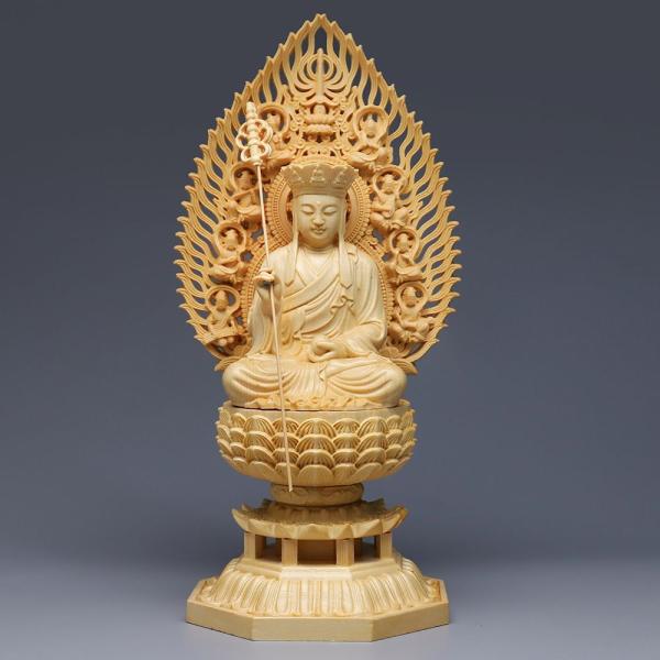 この地蔵菩薩像は、匠人の手作りによる檜木（ヒノキ）を使用して制作されています。ヒノキの淡黄色または淡紅褐色の美しい木目と、自然な芳香が特長です。高さは28cm、幅は12.5cmで、単体重量は415gです。柔らかく加工しやすいヒノキの材質によ...