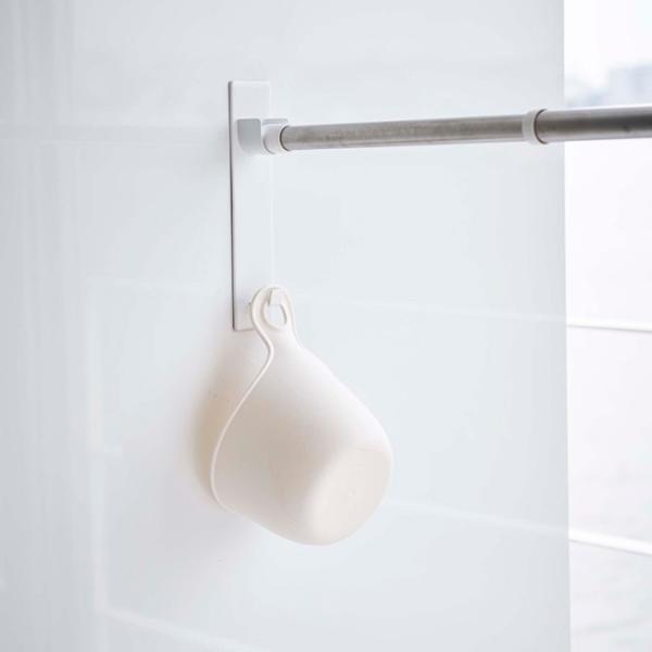 ■特徴マグネットが付く浴室壁面に簡単取り付けの物干し竿ホルダー。洗濯物が多くて室内物干しが足りない！というお悩みを解決。浴室の好な位置に簡単取り付けできる便利なフック付きの物干し竿ホルダー。メーカー品番：ホワイト/4917サイズ：6×3.5...